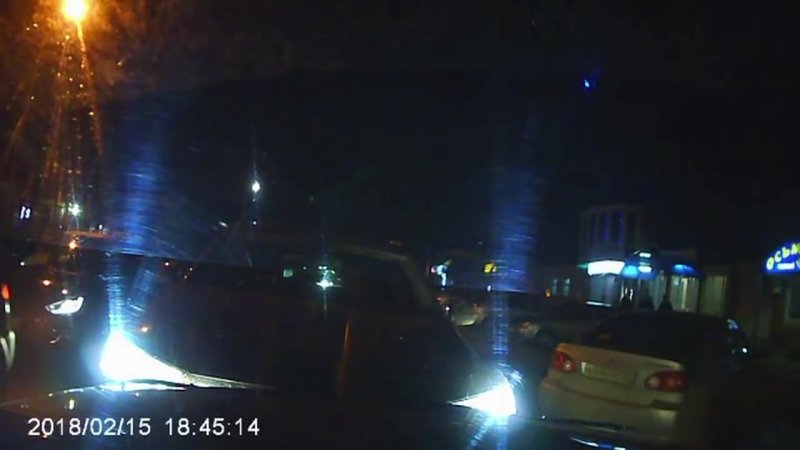 СМОТРЕТЬ ВСЕМ Водитель ауди таранит машины, давит людей (vk.com/fixter ...